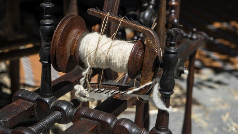 How to Spin Wool into Yarn: A Complete Guide to the Spinning Process